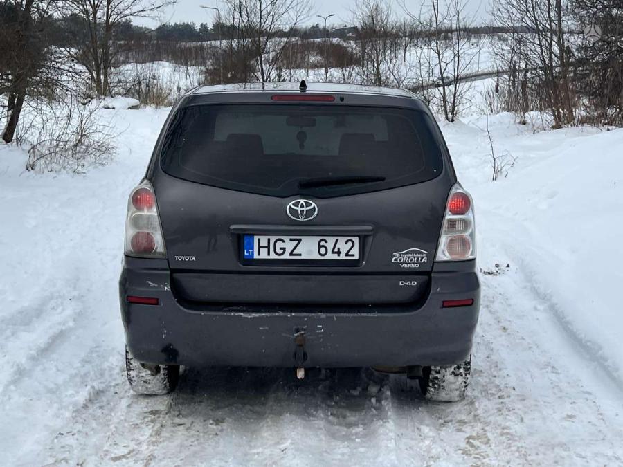 Pelēks Toyota Corolla Verso 2008 Viļņa, ar dzinēja tilpumu 2.23 L un nobraukumu 359 tūkst. km par 1950 €, foto 4 vietnē AUTOMOTO.COM.LV