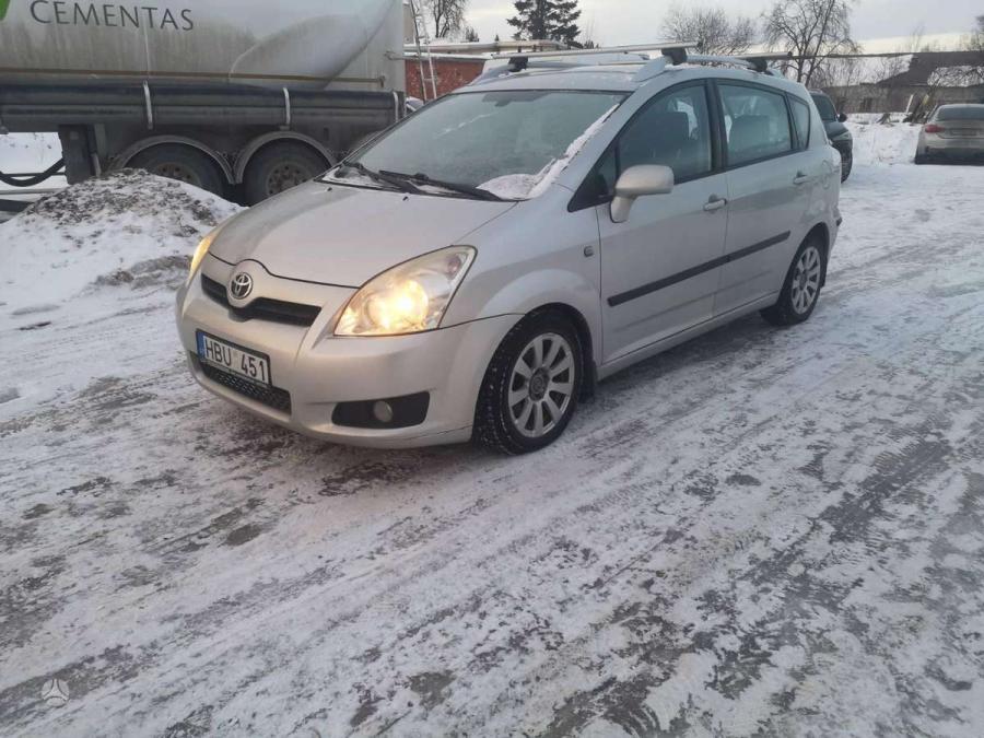Pelēks Toyota Corolla Verso 2008 Viļņa, ar dzinēja tilpumu 2.23 L un nobraukumu 228 tūkst. km par 1920 €, foto 1 vietnē AUTOMOTO.COM.LV