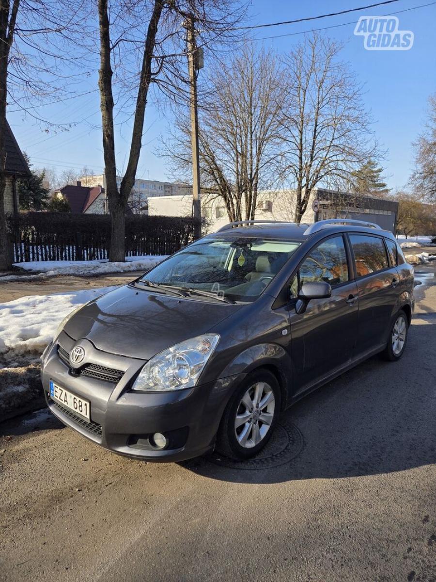 Grey Toyota Corolla Verso 2008 in Panevezys, with an engine capacity of 2.20 L and mileage of 280 thousand km for 950 €, photo 1 on AUTOMOTO.COM.LV