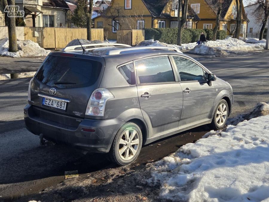 Grey Toyota Corolla Verso 2008 in Panevezys, with an engine capacity of 2.20 L and mileage of 280 thousand km for 950 €, photo 3 on AUTOMOTO.COM.LV