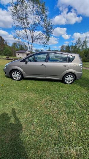 Pelēks Toyota Corolla Verso 2008 Rēzekne, ar dzinēja tilpumu 2.20 L un nobraukumu 330 tūkst. km par 2400 €, foto 3 vietnē AUTOMOTO.COM.LV