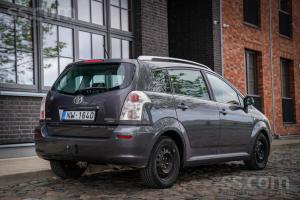 Pelēks Toyota Corolla Verso 2008 Rīga, ar dzinēja tilpumu 2.20 L un nobraukumu 436 tūkst. km par 2200 €, foto 3 vietnē AUTOMOTO.COM.LV