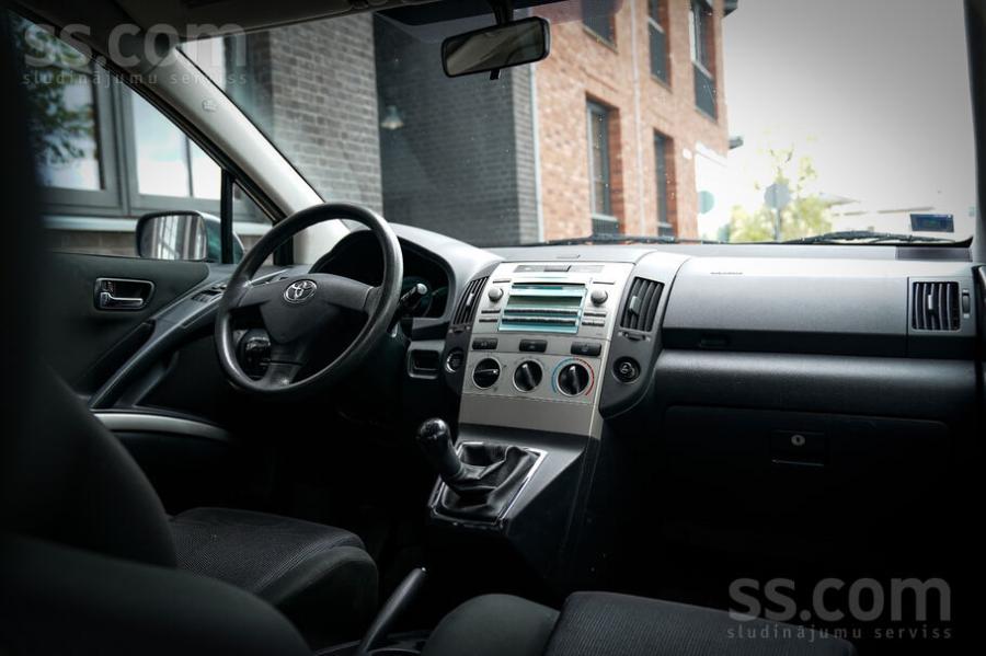 Pelēks Toyota Corolla Verso 2008 Rīga, ar dzinēja tilpumu 2.20 L un nobraukumu 436 tūkst. km par 2200 €, foto 6 vietnē AUTOMOTO.COM.LV