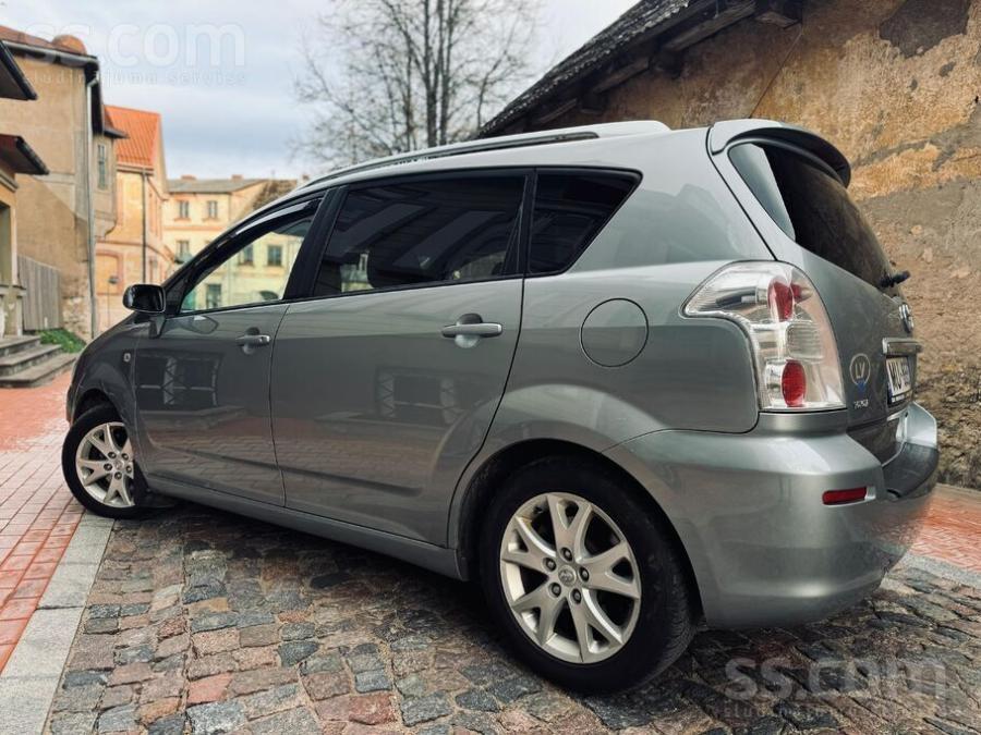 Grey Toyota Corolla Verso 2008 in Cesis, with an engine capacity of 2.20 L and mileage of 0 thousand km for 2500 €, photo 9 on AUTOMOTO.COM.LV