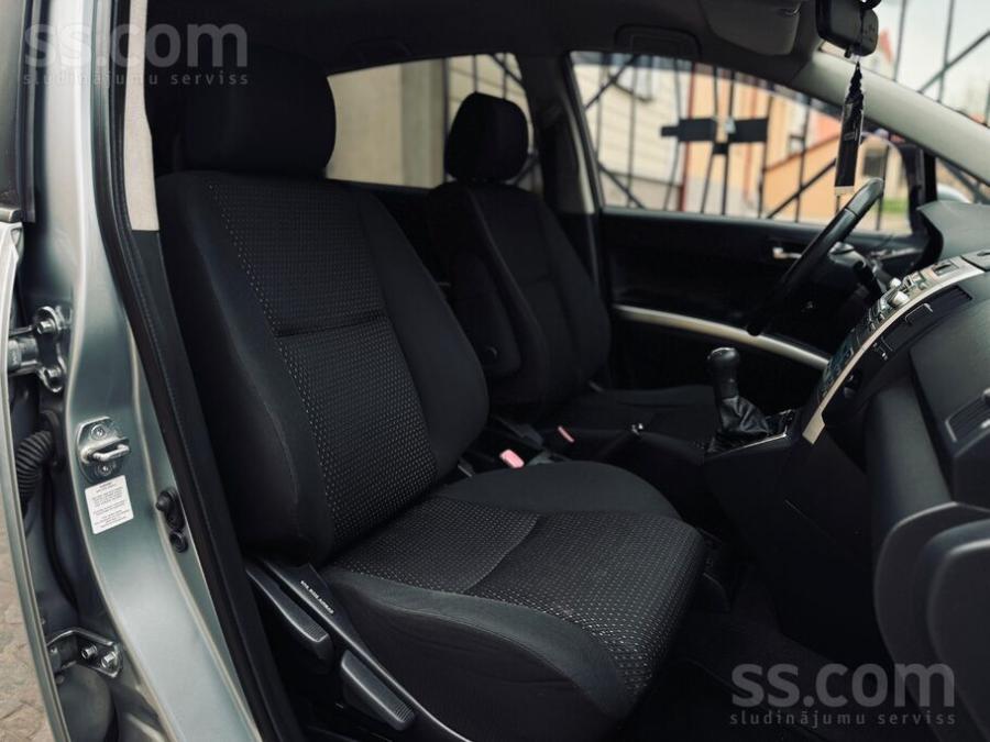 Grey Toyota Corolla Verso 2008 in Cesis, with an engine capacity of 2.20 L and mileage of 0 thousand km for 2500 €, photo 14 on AUTOMOTO.COM.LV