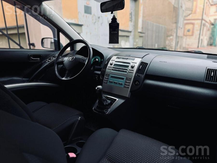 Grey Toyota Corolla Verso 2008 in Cesis, with an engine capacity of 2.20 L and mileage of 0 thousand km for 2500 €, photo 16 on AUTOMOTO.COM.LV