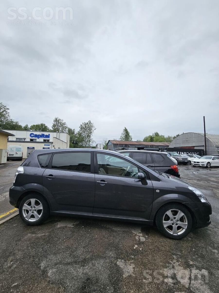 Grey Toyota Corolla Verso 2008 in Riga, with an engine capacity of 2.20 L and mileage of 279 thousand km for 2900 €, photo 4 on AUTOMOTO.COM.LV