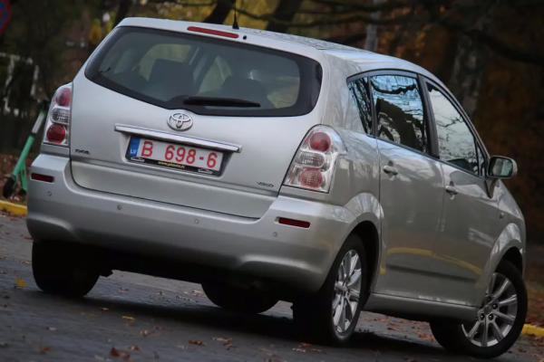 Grey Toyota Corolla Verso 2008 in Riga, with an engine capacity of 1.80 L and mileage of 246 thousand km for 2590 €, photo 2 on AUTOMOTO.COM.LV