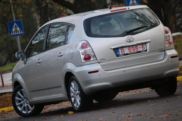 Grey Toyota Corolla Verso 2008 in Riga, with an engine capacity of 1.80 L and mileage of 246 thousand km for 2590 €, photo 4 on AUTOMOTO.COM.LV