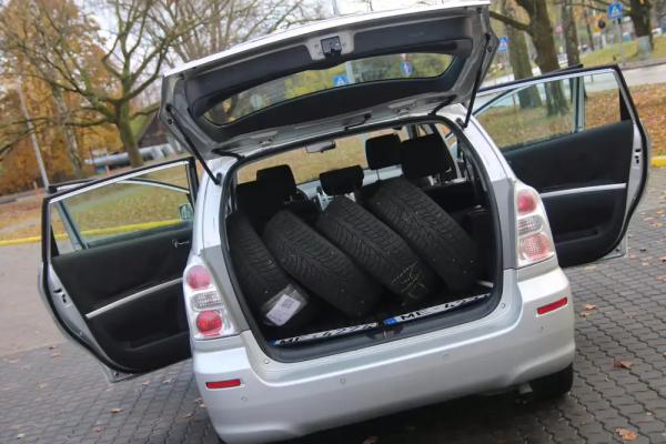 Grey Toyota Corolla Verso 2008 in Riga, with an engine capacity of 1.80 L and mileage of 246 thousand km for 2590 €, photo 7 on AUTOMOTO.COM.LV