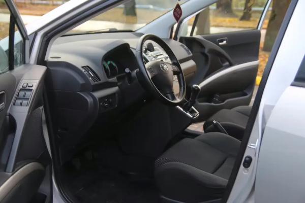 Grey Toyota Corolla Verso 2008 in Riga, with an engine capacity of 1.80 L and mileage of 246 thousand km for 2590 €, photo 10 on AUTOMOTO.COM.LV