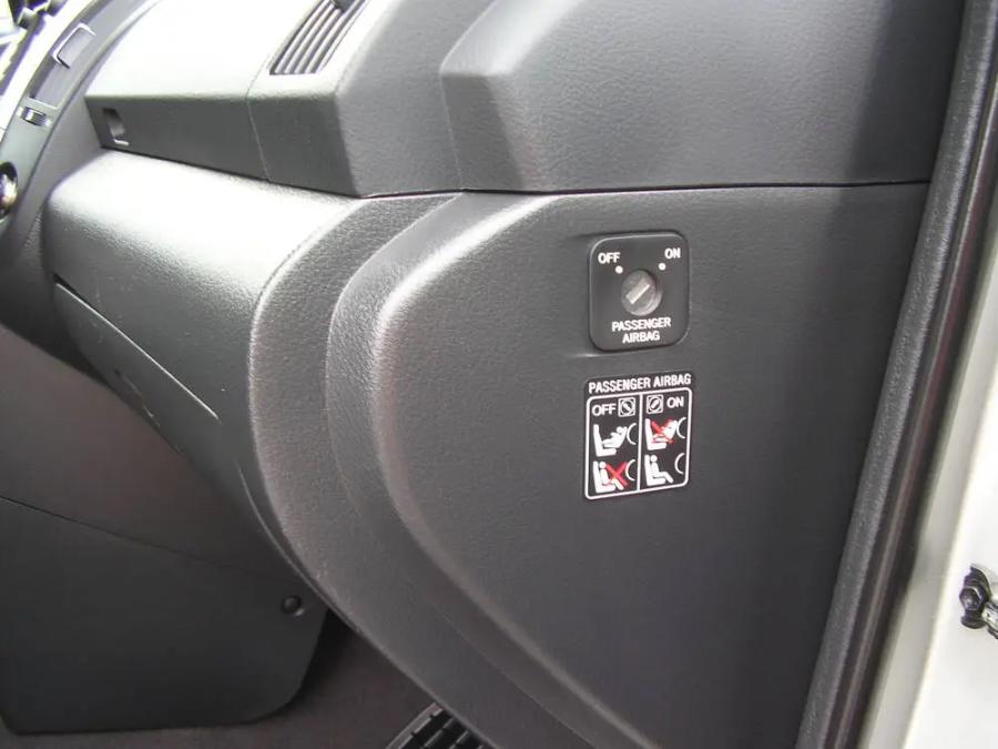 Pelēks Toyota Corolla Verso 2008 Sigulda, ar dzinēja tilpumu 1.80 L un nobraukumu 216 tūkst. km par 5650 €, foto 25 vietnē AUTOMOTO.COM.LV