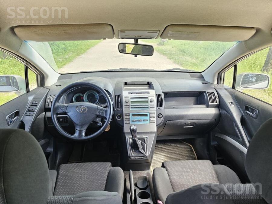 Grey Toyota Corolla Verso 2008 in Riga, with an engine capacity of 2.00 L and mileage of 0 thousand km for 700 €, photo 9 on AUTOMOTO.COM.LV