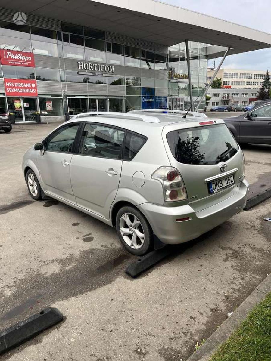 Pelēks Toyota Corolla Verso 2008 Viļņa, ar dzinēja tilpumu 2.23 L un nobraukumu 298 tūkst. km par 1800 €, foto 4 vietnē AUTOMOTO.COM.LV