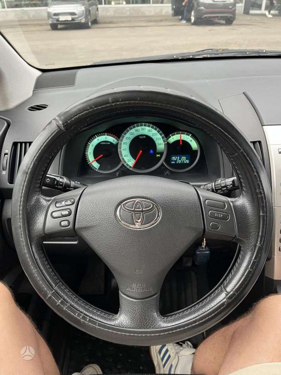 Pelēks Toyota Corolla Verso 2008 Viļņa, ar dzinēja tilpumu 2.23 L un nobraukumu 298 tūkst. km par 1800 €, foto 8 vietnē AUTOMOTO.COM.LV