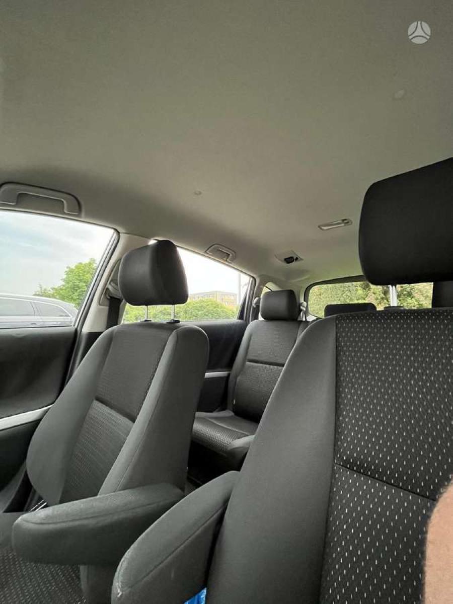 Pelēks Toyota Corolla Verso 2008 Viļņa, ar dzinēja tilpumu 2.23 L un nobraukumu 298 tūkst. km par 1800 €, foto 9 vietnē AUTOMOTO.COM.LV