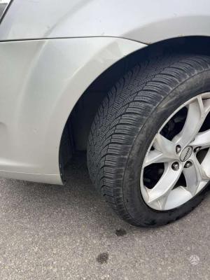 Pelēks Toyota Corolla Verso 2008 Viļņa, ar dzinēja tilpumu 2.23 L un nobraukumu 298 tūkst. km par 1800 €, foto 14 vietnē AUTOMOTO.COM.LV