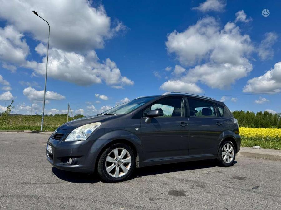 Grey Toyota Corolla Verso 2008 in Panevezys, with an engine capacity of 2.20 L and mileage of 367 thousand km for 1499 €, photo 3 on AUTOMOTO.COM.LV