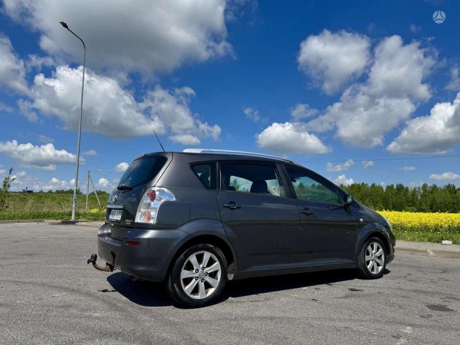 Grey Toyota Corolla Verso 2008 in Panevezys, with an engine capacity of 2.20 L and mileage of 367 thousand km for 1499 €, photo 6 on AUTOMOTO.COM.LV