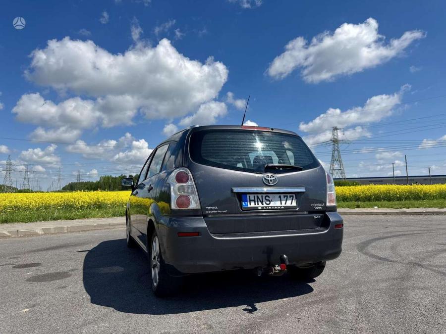 Grey Toyota Corolla Verso 2008 in Panevezys, with an engine capacity of 2.20 L and mileage of 367 thousand km for 1499 €, photo 8 on AUTOMOTO.COM.LV
