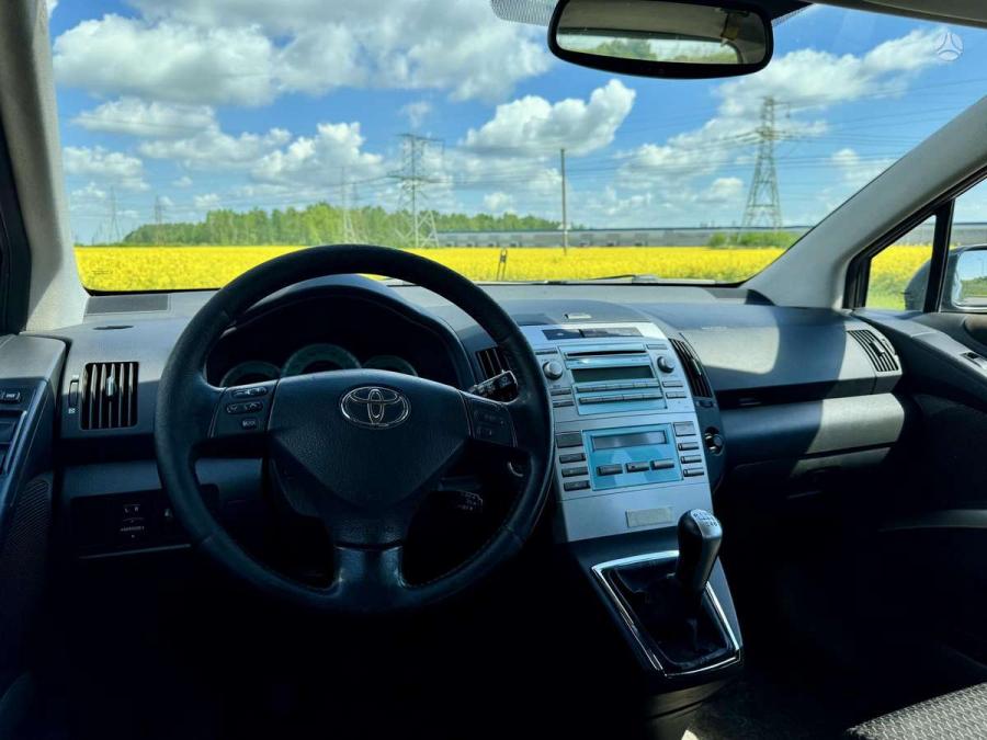 Grey Toyota Corolla Verso 2008 in Panevezys, with an engine capacity of 2.20 L and mileage of 367 thousand km for 1499 €, photo 11 on AUTOMOTO.COM.LV