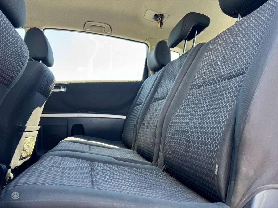 Grey Toyota Corolla Verso 2008 in Panevezys, with an engine capacity of 2.20 L and mileage of 367 thousand km for 1499 €, photo 16 on AUTOMOTO.COM.LV