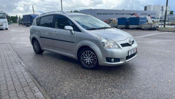 Pelēks Toyota Corolla Verso 2008 Marijampole, ar dzinēja tilpumu 2.23 L un nobraukumu 250 tūkst. km par 1950 €, foto 1 vietnē AUTOMOTO.COM.LV