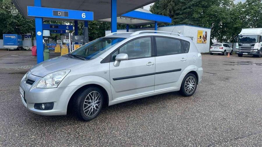 Grey Toyota Corolla Verso 2008 in Marijampole, with an engine capacity of 2.23 L and mileage of 250 thousand km for 1950 €, photo 5 on AUTOMOTO.COM.LV