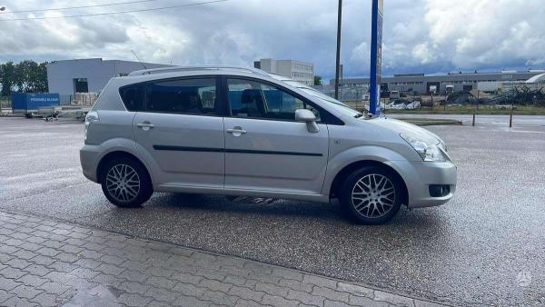 Pelēks Toyota Corolla Verso 2008 Marijampole, ar dzinēja tilpumu 2.23 L un nobraukumu 250 tūkst. km par 1950 €, foto 5 vietnē AUTOMOTO.COM.LV