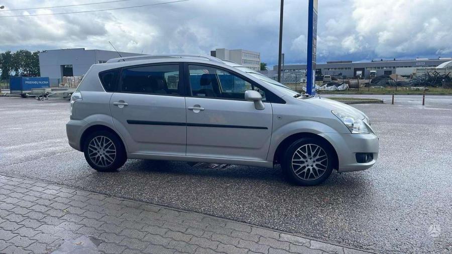 Grey Toyota Corolla Verso 2008 in Marijampole, with an engine capacity of 2.23 L and mileage of 250 thousand km for 1950 €, photo 6 on AUTOMOTO.COM.LV