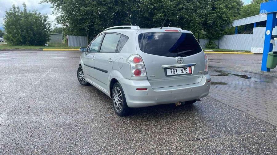 Grey Toyota Corolla Verso 2008 in Marijampole, with an engine capacity of 2.23 L and mileage of 250 thousand km for 1950 €, photo 9 on AUTOMOTO.COM.LV