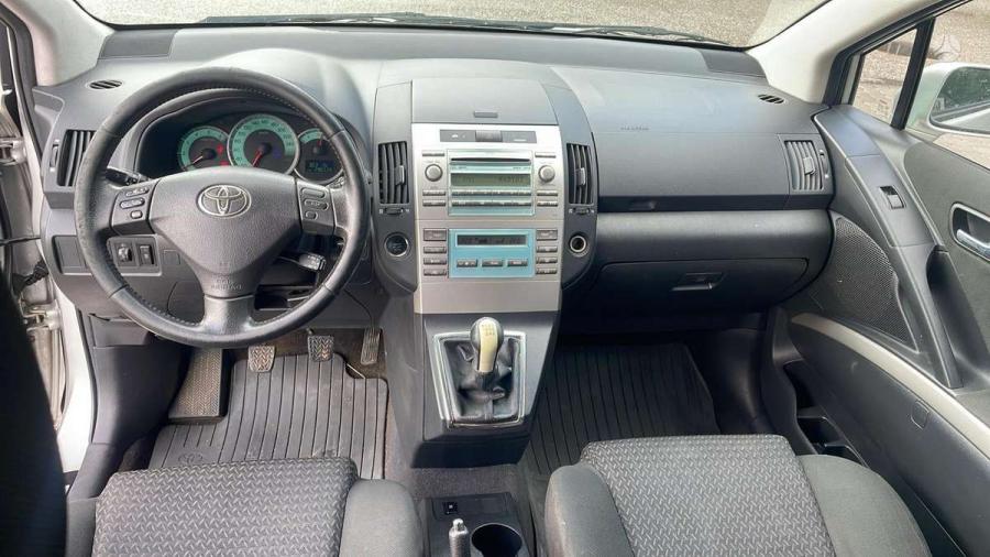 Grey Toyota Corolla Verso 2008 in Marijampole, with an engine capacity of 2.23 L and mileage of 250 thousand km for 1950 €, photo 11 on AUTOMOTO.COM.LV