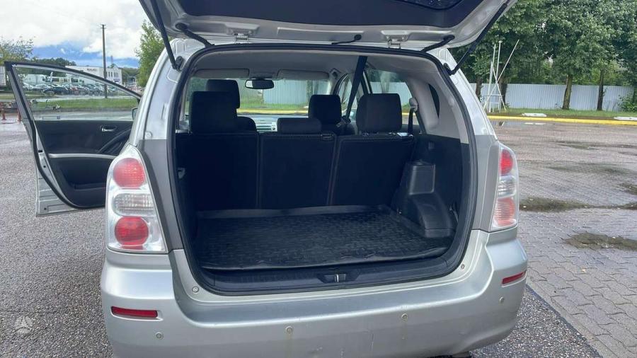 Grey Toyota Corolla Verso 2008 in Marijampole, with an engine capacity of 2.23 L and mileage of 250 thousand km for 1950 €, photo 19 on AUTOMOTO.COM.LV