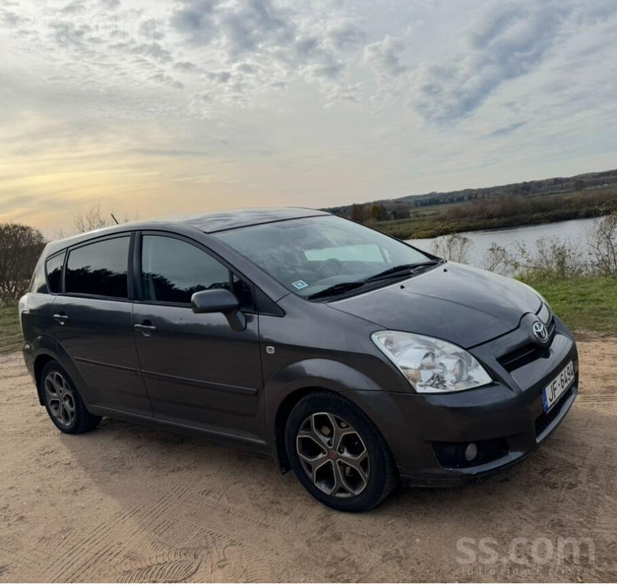 Pelēks Toyota Corolla Verso 2008 Daugavpils, ar dzinēja tilpumu 2.20 L un nobraukumu 282 tūkst. km par 2200 €, foto 3 vietnē AUTOMOTO.COM.LV
