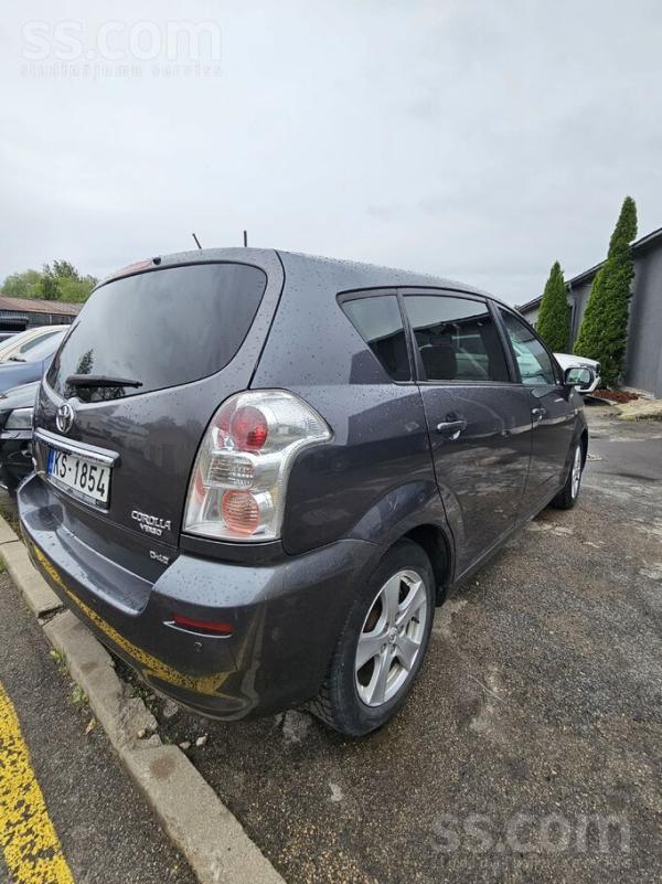 Pelēks Toyota Corolla Verso 2008 Rīga, ar dzinēja tilpumu 2.20 L un nobraukumu 279 tūkst. km par 1900 €, foto 4 vietnē AUTOMOTO.COM.LV