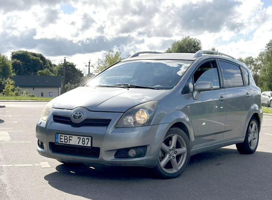 Grey Toyota Corolla Verso 2008 in Vilnius, with an engine capacity of 2.20 L and mileage of 343 thousand km for 1350 €, photo 1 on AUTOMOTO.COM.LV
