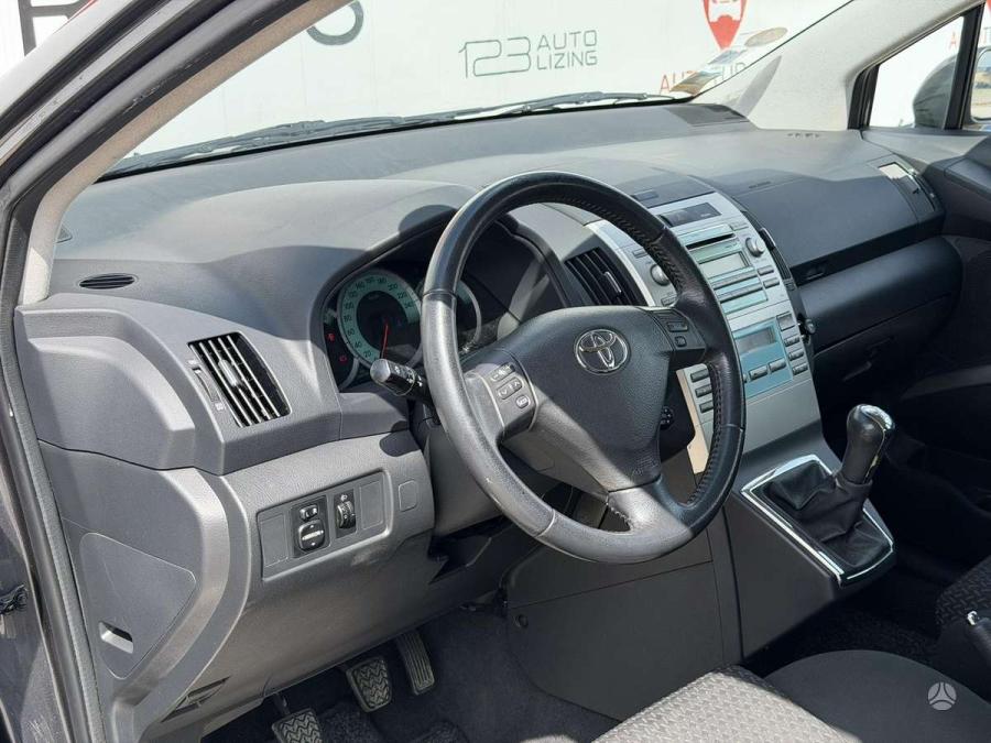 Grey Toyota Corolla Verso 2008 in Taurage, with an engine capacity of 2.23 L and mileage of 210 thousand km for 3900 €, photo 8 on AUTOMOTO.COM.LV
