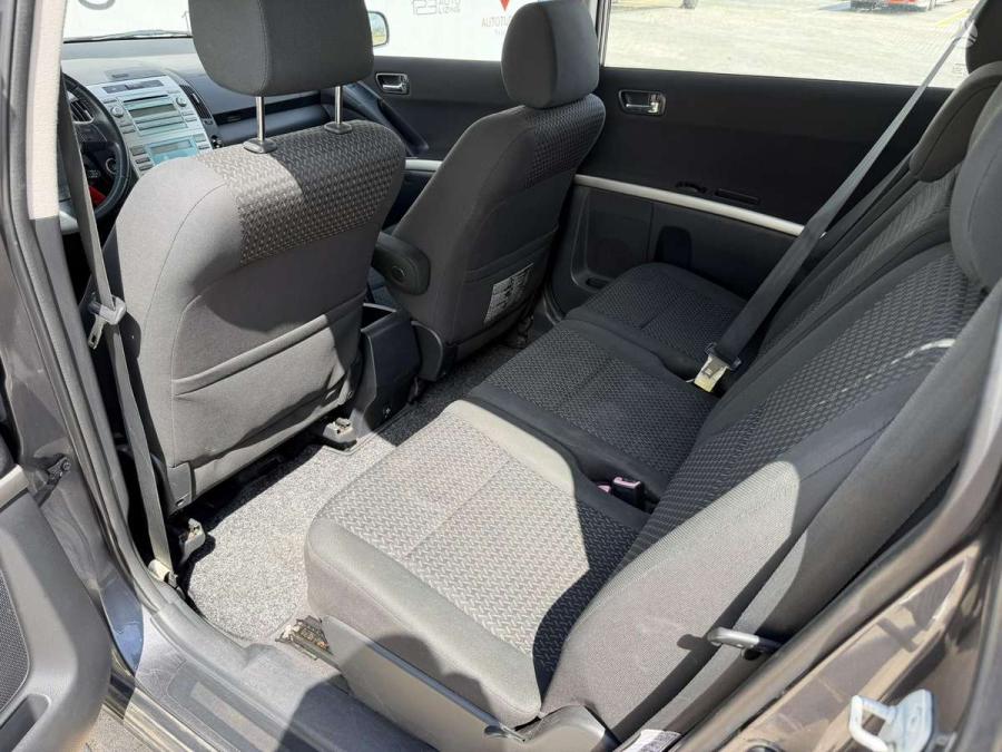 Grey Toyota Corolla Verso 2008 in Taurage, with an engine capacity of 2.23 L and mileage of 210 thousand km for 3900 €, photo 9 on AUTOMOTO.COM.LV