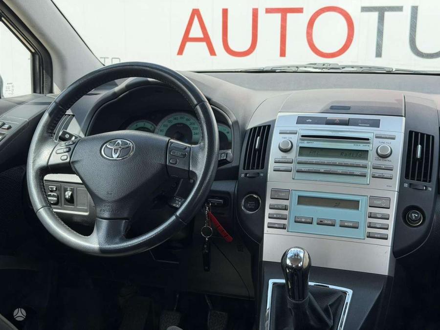 Grey Toyota Corolla Verso 2008 in Taurage, with an engine capacity of 2.23 L and mileage of 210 thousand km for 3900 €, photo 12 on AUTOMOTO.COM.LV