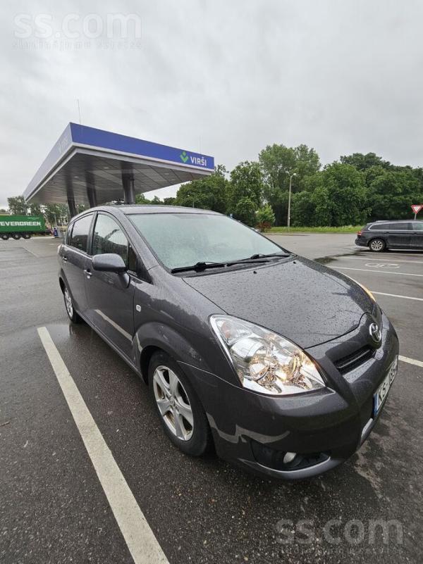 Pelēks Toyota Corolla Verso 2008 Rīga, ar dzinēja tilpumu 2.20 L un nobraukumu 279 tūkst. km par 1600 €, foto 1 vietnē AUTOMOTO.COM.LV