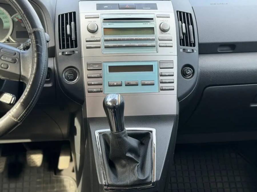 Grey Toyota Corolla Verso 2008 in Riga, with an engine capacity of 2.20 L and mileage of 327 thousand km for 2300 €, photo 9 on AUTOMOTO.COM.LV