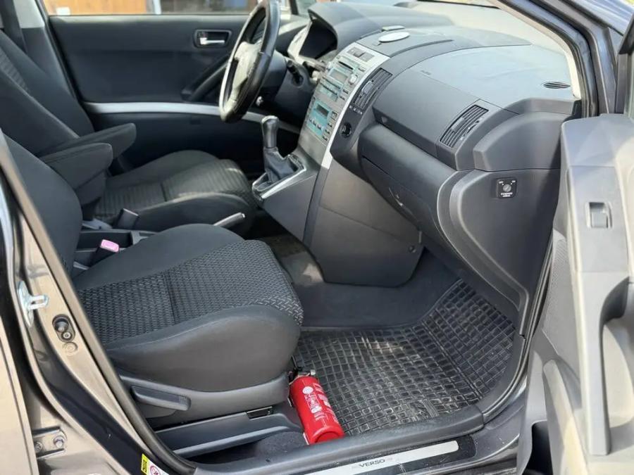 Grey Toyota Corolla Verso 2008 in Riga, with an engine capacity of 2.20 L and mileage of 327 thousand km for 2300 €, photo 10 on AUTOMOTO.COM.LV