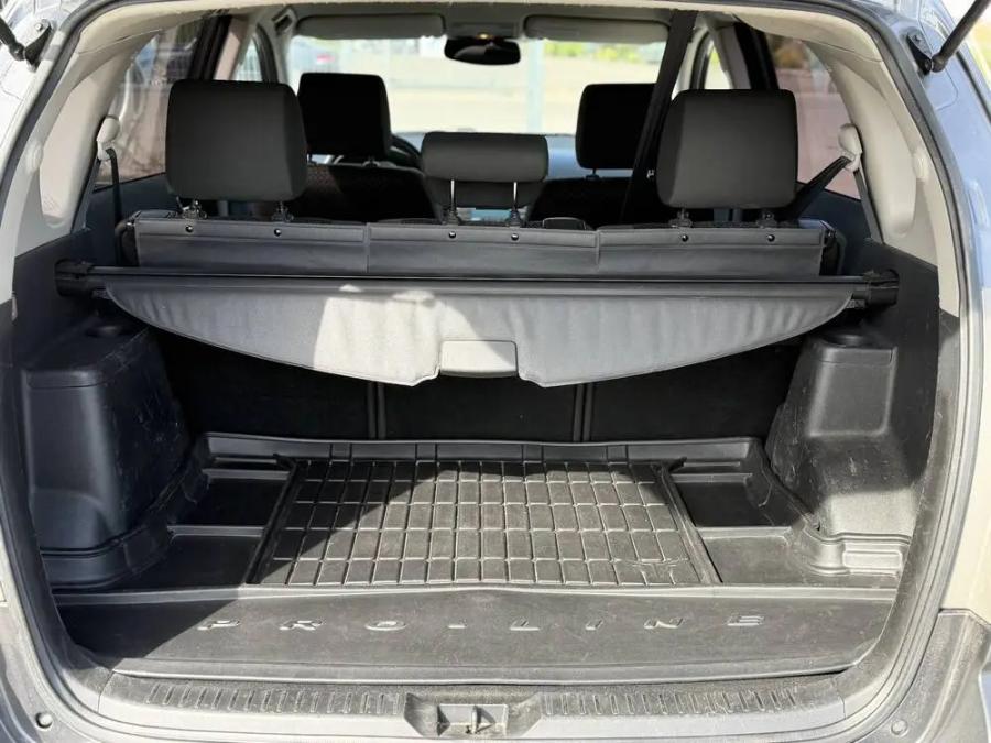Grey Toyota Corolla Verso 2008 in Riga, with an engine capacity of 2.20 L and mileage of 327 thousand km for 2300 €, photo 12 on AUTOMOTO.COM.LV