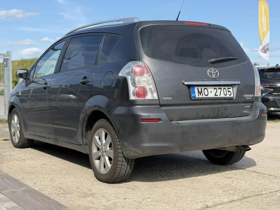 Grey Toyota Corolla Verso 2008 in Riga, with an engine capacity of 2.20 L and mileage of 327 thousand km for 2300 €, photo 13 on AUTOMOTO.COM.LV