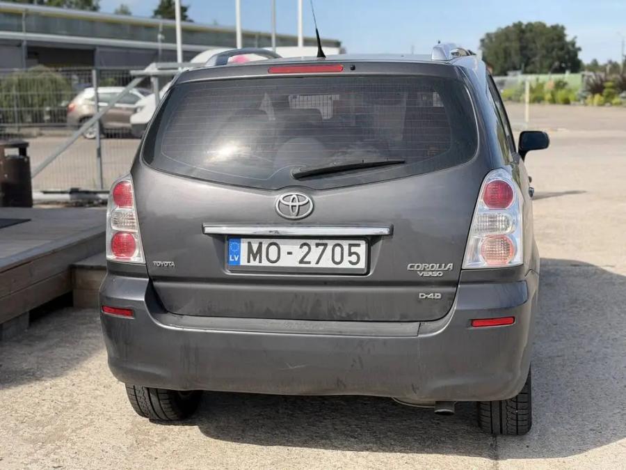 Grey Toyota Corolla Verso 2008 in Riga, with an engine capacity of 2.20 L and mileage of 327 thousand km for 2300 €, photo 14 on AUTOMOTO.COM.LV