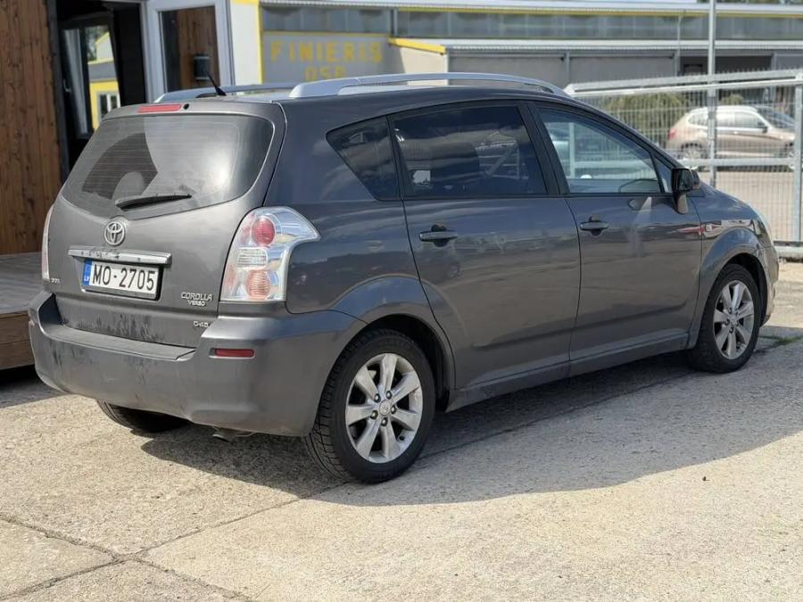 Grey Toyota Corolla Verso 2008 in Riga, with an engine capacity of 2.20 L and mileage of 327 thousand km for 2300 €, photo 15 on AUTOMOTO.COM.LV