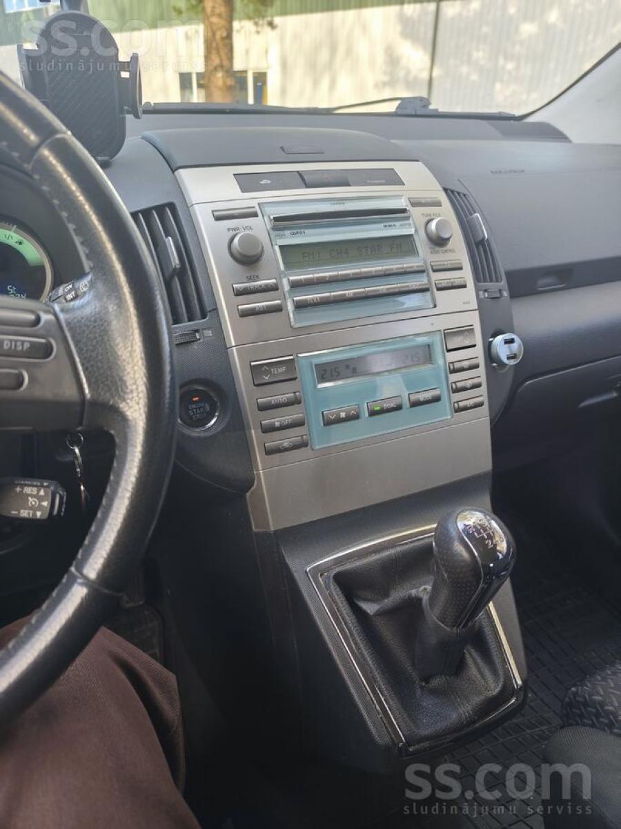 Grey Toyota Corolla Verso 2008 in Ogre, with an engine capacity of 2.20 L and mileage of 237 thousand km for 1500 €, photo 7 on AUTOMOTO.COM.LV