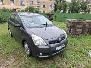 Pelēks Toyota Corolla Verso 2008 Rīga, ar dzinēja tilpumu 2.20 L un nobraukumu 327 tūkst. km par 800 €, foto  vietnē AUTOMOTO.COM.LV