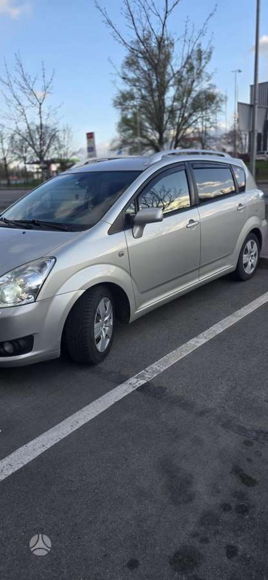 Серый Тойота Королла Версо 2008 в Шяуляй, объемом двигателя 2.23 л и пробегом 319 тыс. км за 2500 €, фото 3 на AUTOMOTO.COM.LV