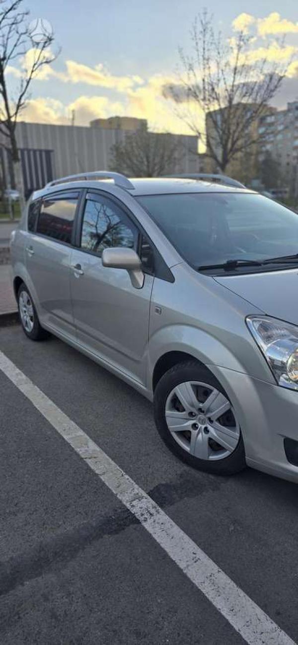 Grey Toyota Corolla Verso 2008 in Siauliai, with an engine capacity of 2.23 L and mileage of 319 thousand km for 2500 €, photo 5 on AUTOMOTO.COM.LV